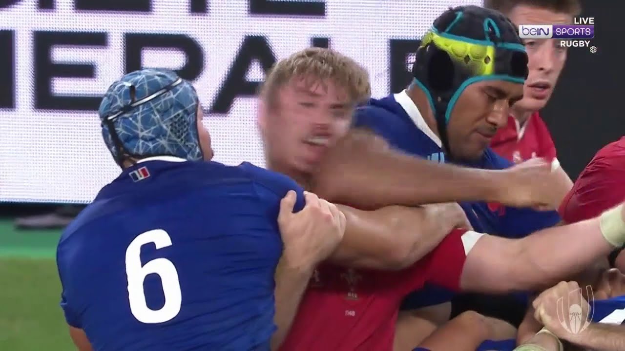 Sebastien Vahaamahina's needless elbow smash into Wainwright as he sees ...
