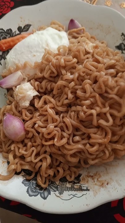 nyobain mie nyemek dengan bawang jahat ternyata enak juga lhoo.. #hujan #mie #enak - YouTube
