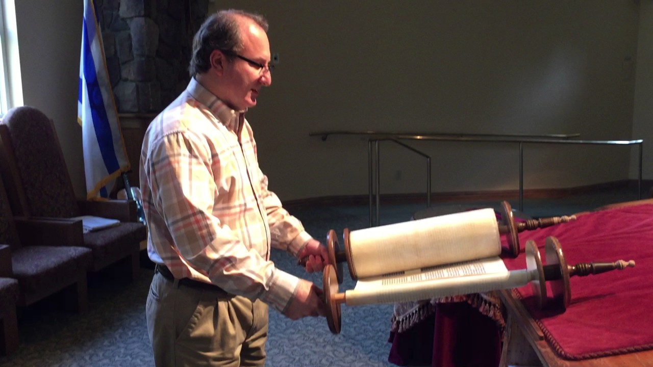 "Hagbah" - the honor of Lifting the Torah - YouTube