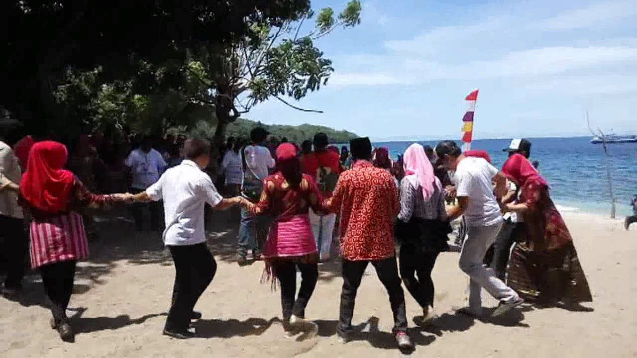 TARIAN LULO & TOPU GABA-GABA DI PANTAI WAPREA KABUPATEN BURU - YouTube