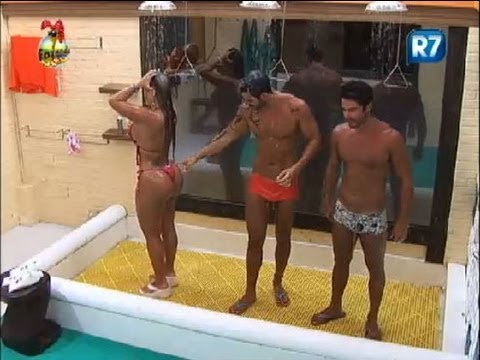 Ísis, Thyago e Victor tomam banho triplo na tarde desta quarta-feira (23)