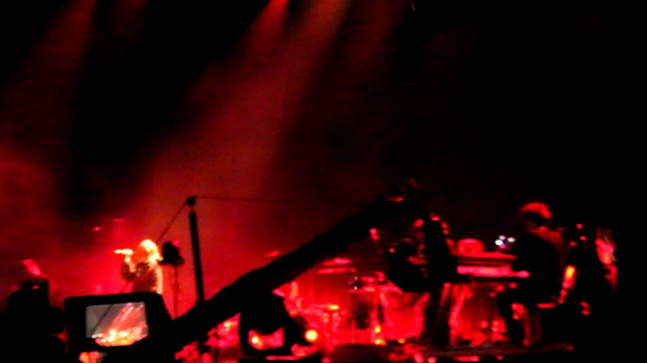 Portishead - Over/Glory Box - Glastonbury 2013 - YouTube