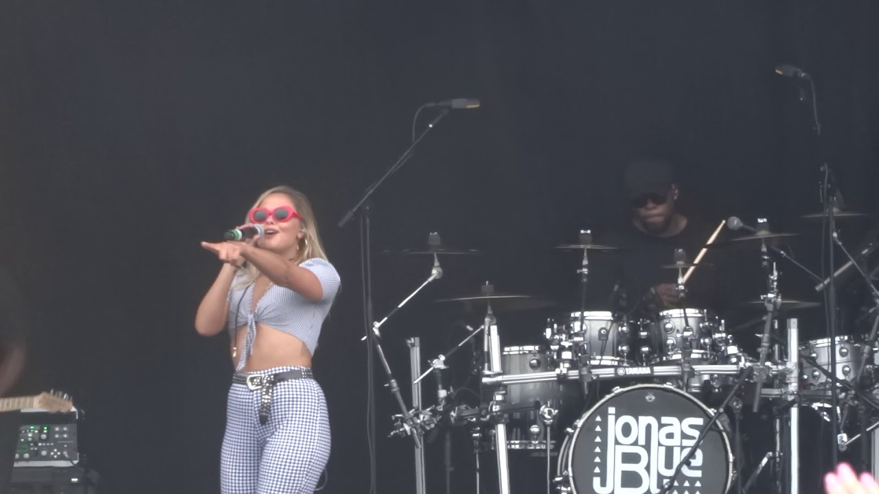 Jonas Blue - I See Love - live V Festival 2017 - YouTube