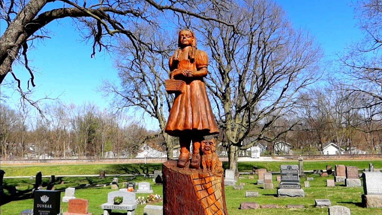 Backroads ILLINOIS REAL Grave of DOROTHY Of The WIZARD OF OZ & Roger ...