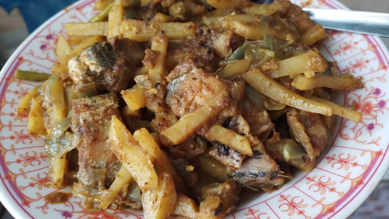 সামুদ্রিক ছুরি মাছের অসম্ভব মজার চচ্চড়ি রেসিপি || Suri fish cooking ...