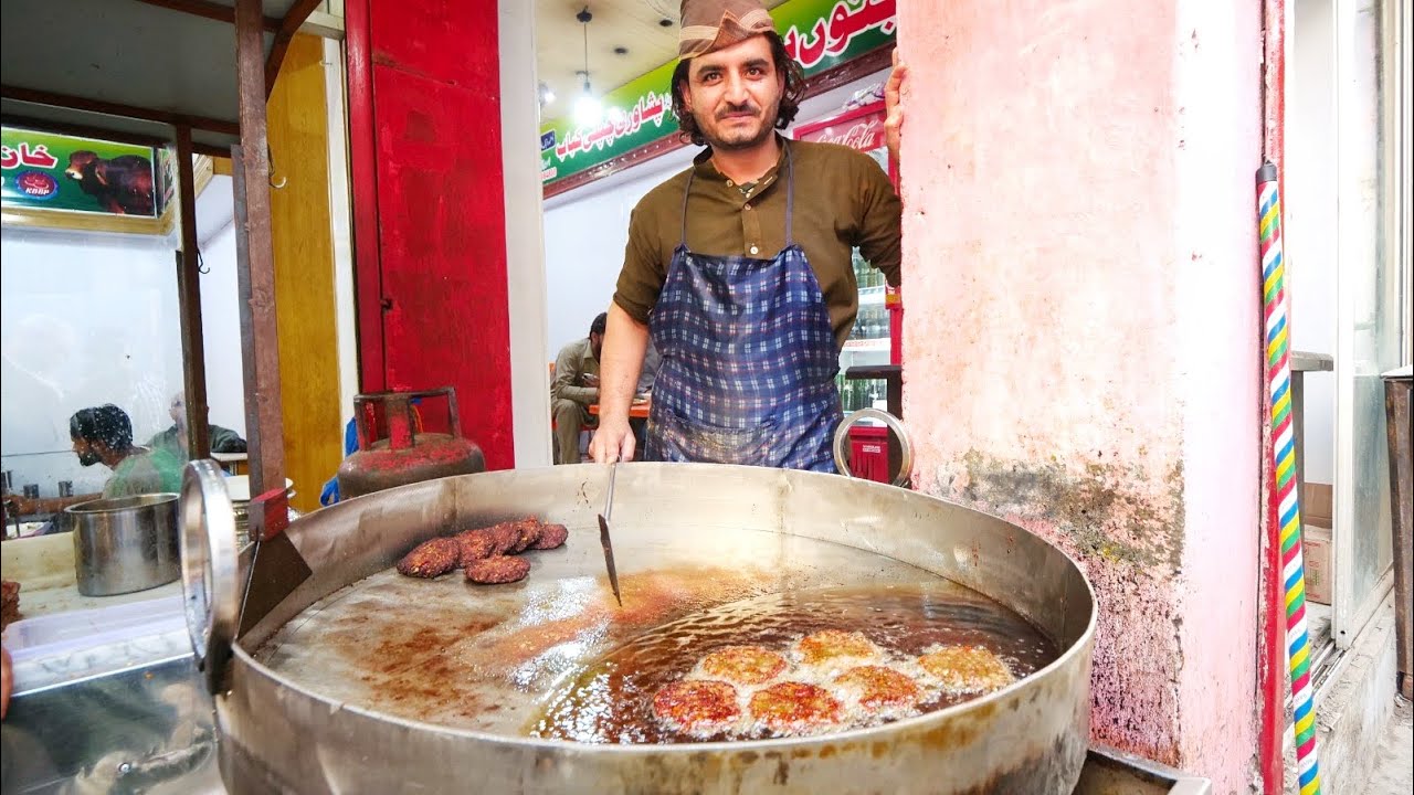 Exploring the WALLED CITY of LAHORE!! Pakistani Street Food ...
