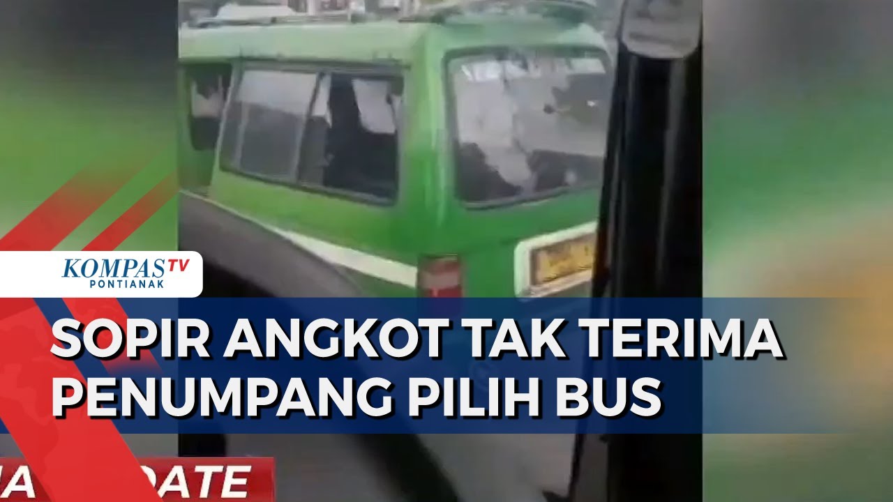 Tak Terima Penumpangnya Naik Bus, Angkot Hadang Transjakarta - YouTube