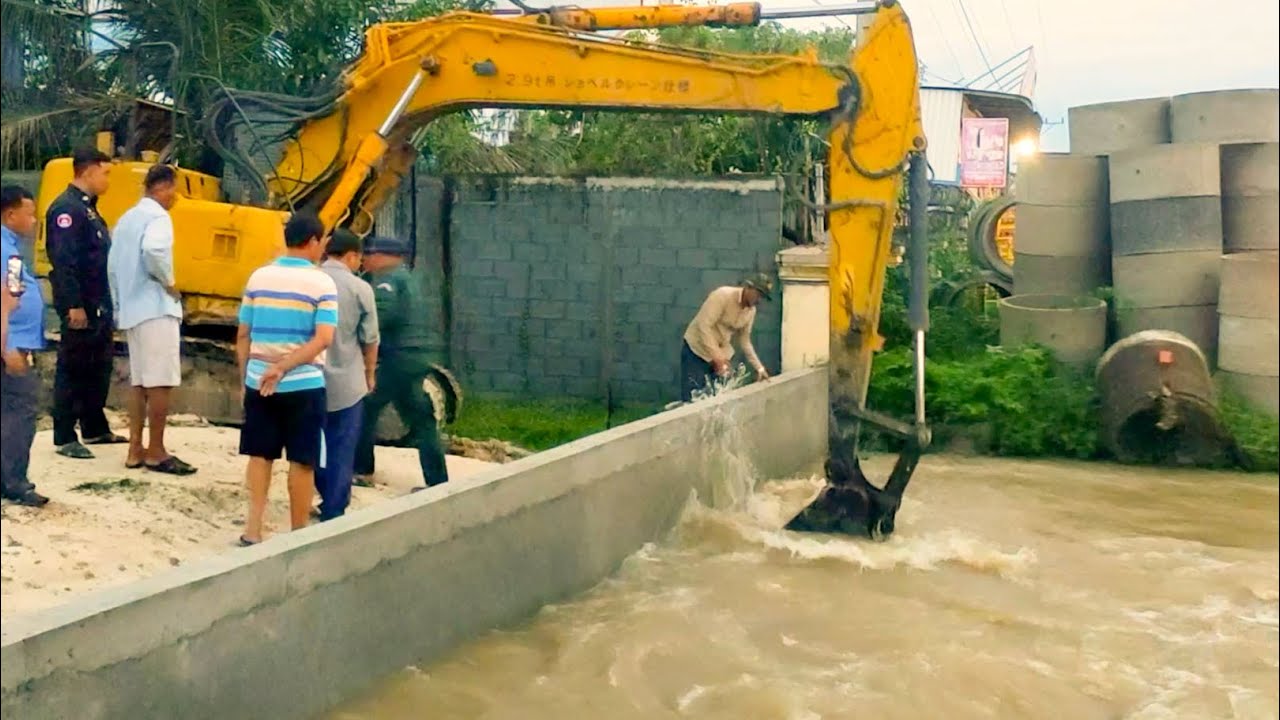 Flood relief activities blocking access to the city after Clogged ...