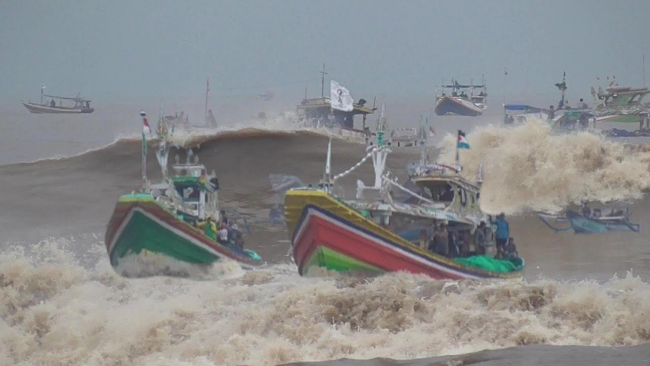 WASPADA CUACA EKSTREM PESISIR PANTAI PUGER KENA DAMPAK AWAN SIKLON ...
