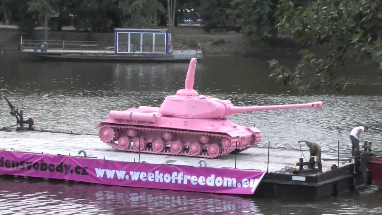 01.07.2011 PINK TANK IN PRAGUE ON THE RIVER VLTAVA - YouTube