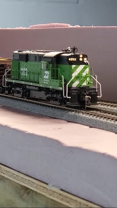 BN RS-11 Transporting Gold Ore Down The Rails. #train #railway #railroad - YouTube