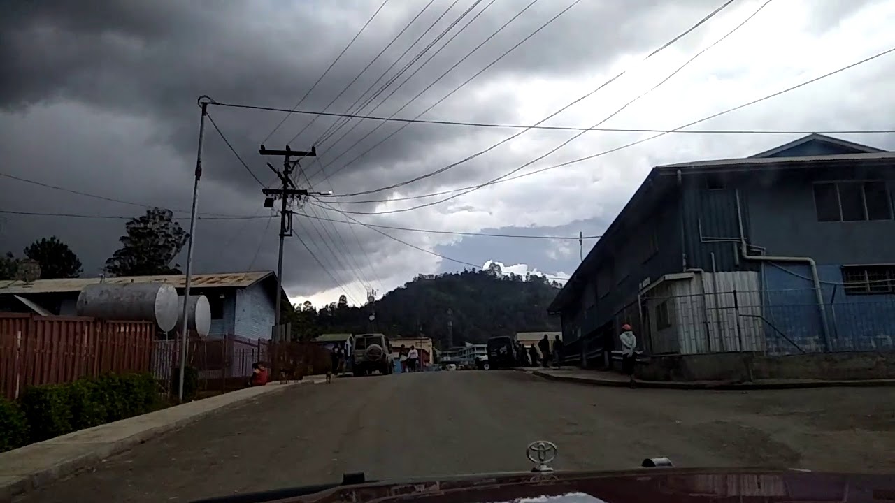 Driving through Wabag town, Enga - YouTube