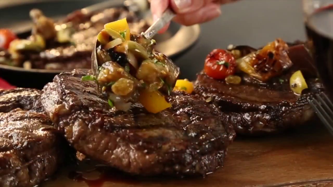 Bifteck de faux filet accompagné d'une salade Caponata grillée - YouTube