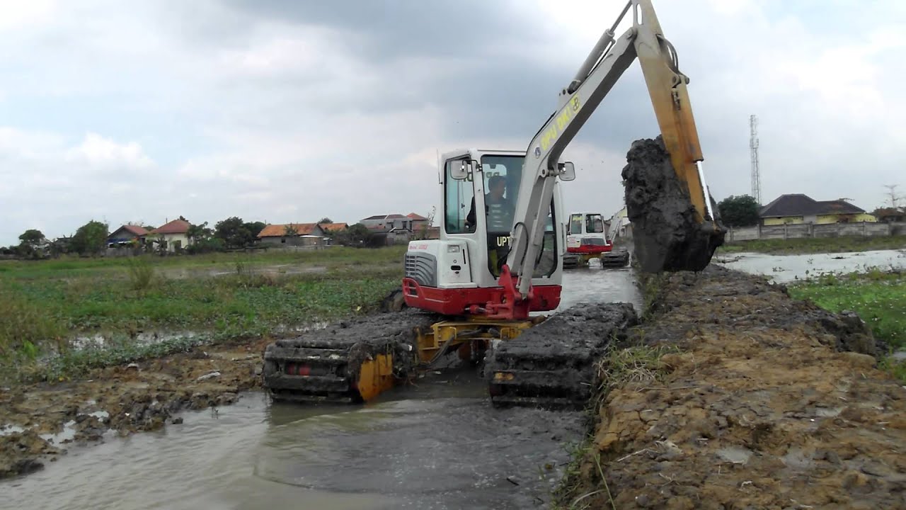 amphibi excavator swamp beko MINI kerja parit di sawah - YouTube