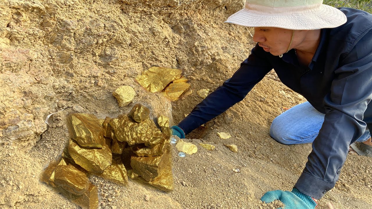 Nice days for hunter! Young miner found gold treasure and gems in rock ...