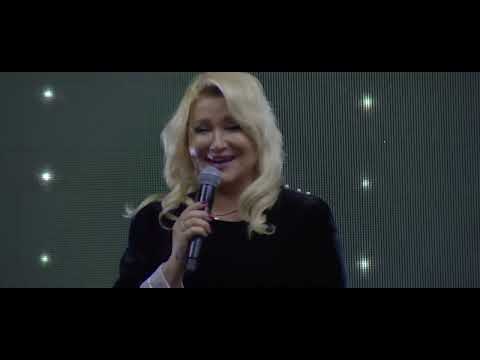 9.MOOD Ödülleri En iyi Kadın Sunucu Zahide Yetiş