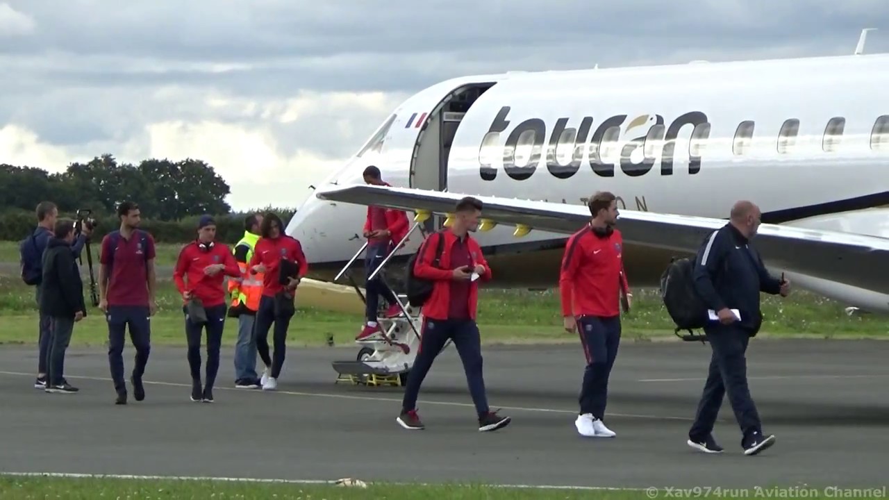 Arrival at St Brieuc Armor Airport of the plane of the PSG with Neymar ...