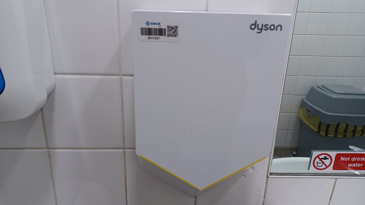 Dyson V hand dryer, Fareham Shopping Centre, near Carpark ♿️🗝, Fareham ...