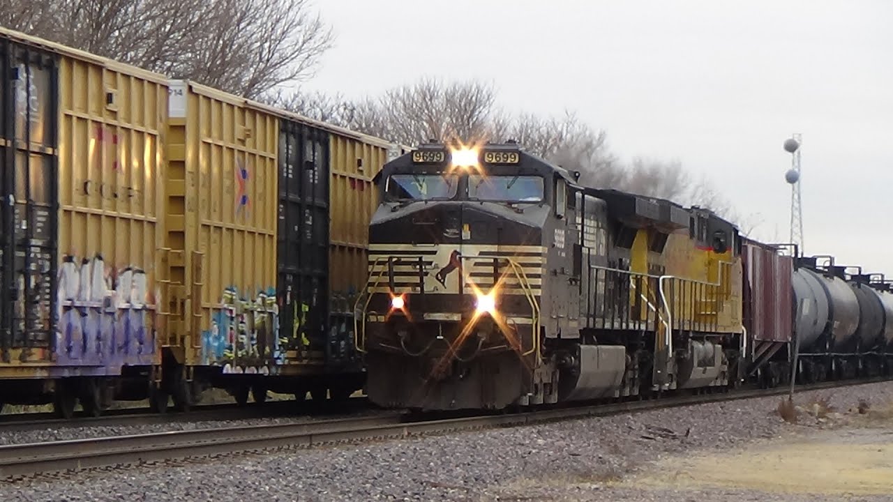 North Platte Proviso 2x1x1 meets NS led WB manifest at Low Moor, IA December 21, 2023 - YouTube