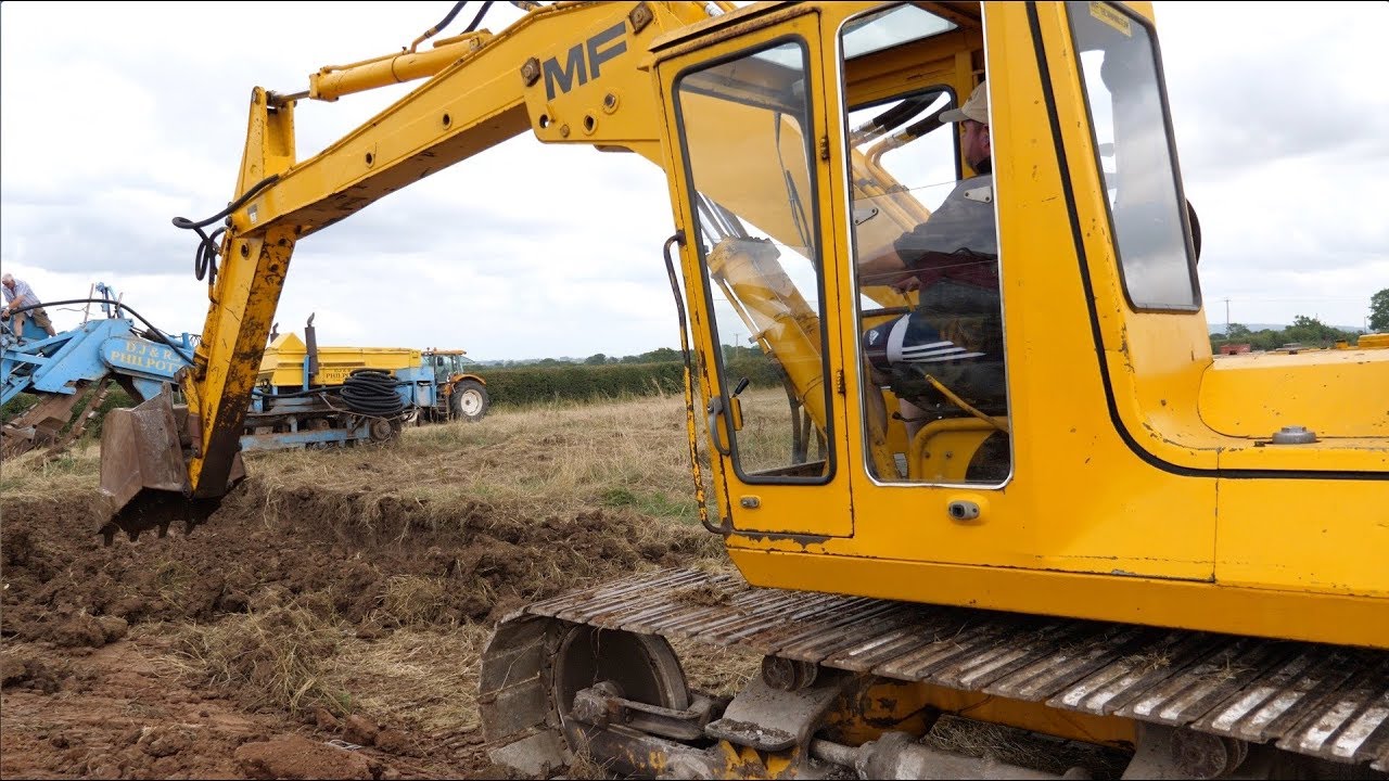 Massey Ferguson 450s Excavator Working - YouTube