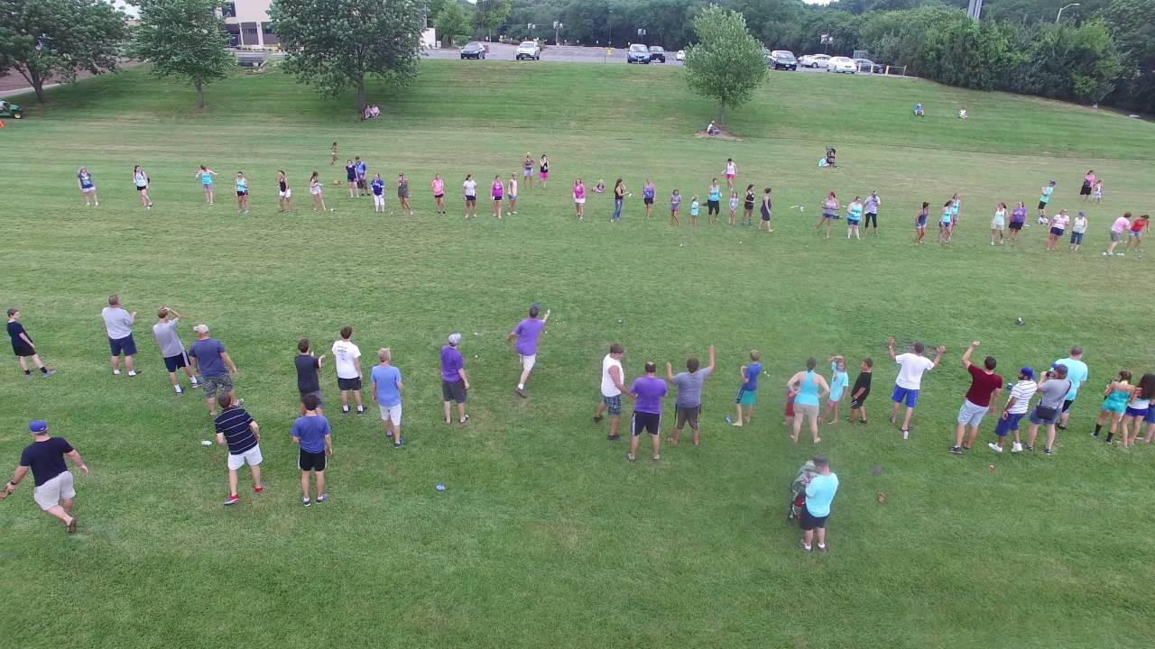 Meiners Hodes 2016 Family Picnic - Egg toss - YouTube