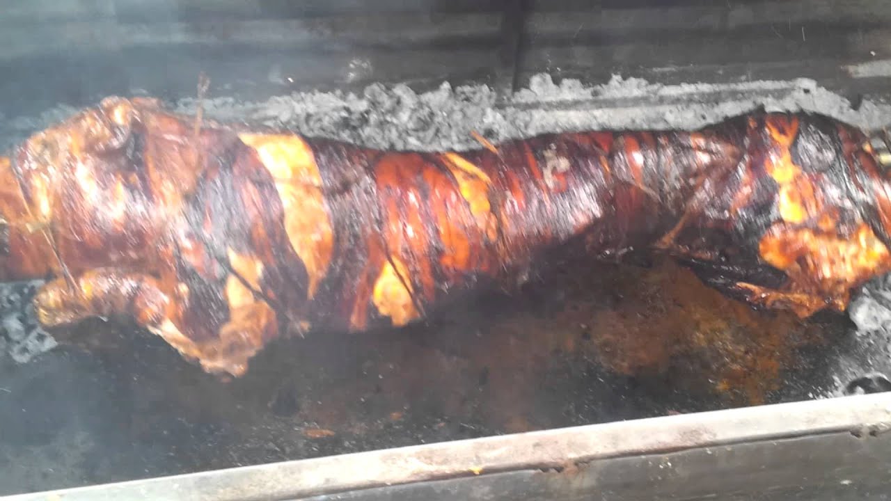 Asando un lechon Javier y su barbacoa 787-366-6368 - YouTube