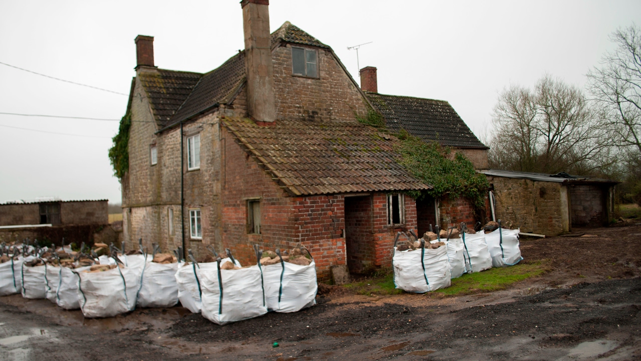 Abandoned farm house swindon Urban Exploration - YouTube