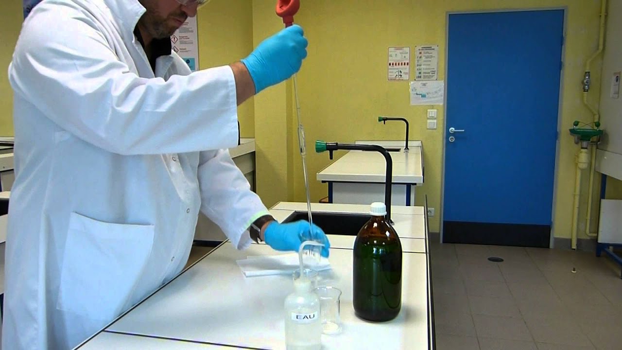 Préparation et utilisation d'une pipette jaugée - YouTube