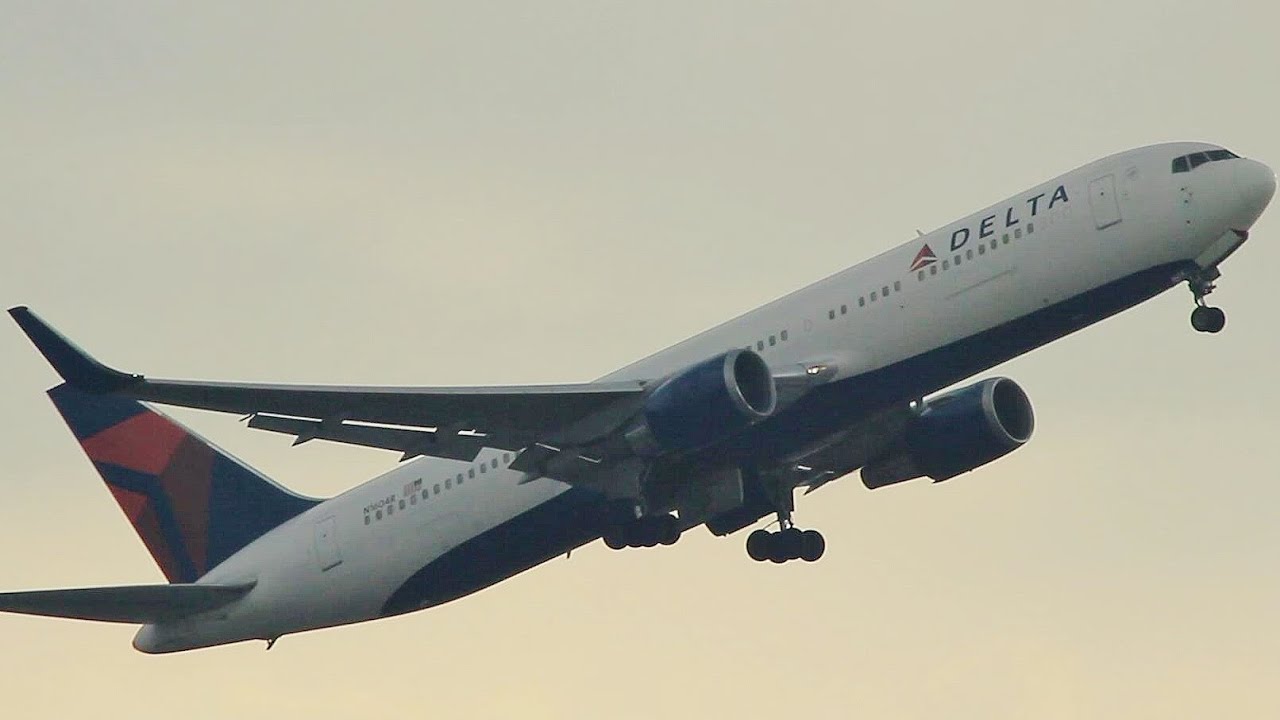 DELTA Boeing 767 [N1604R] late rotation at takeoff from Rome Fiumicino ...