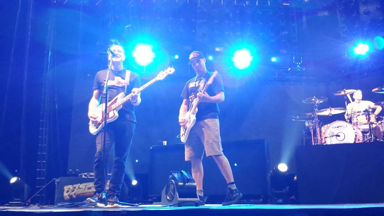 Blink 182 plays with fans in Montréal august 20th 2016 - YouTube