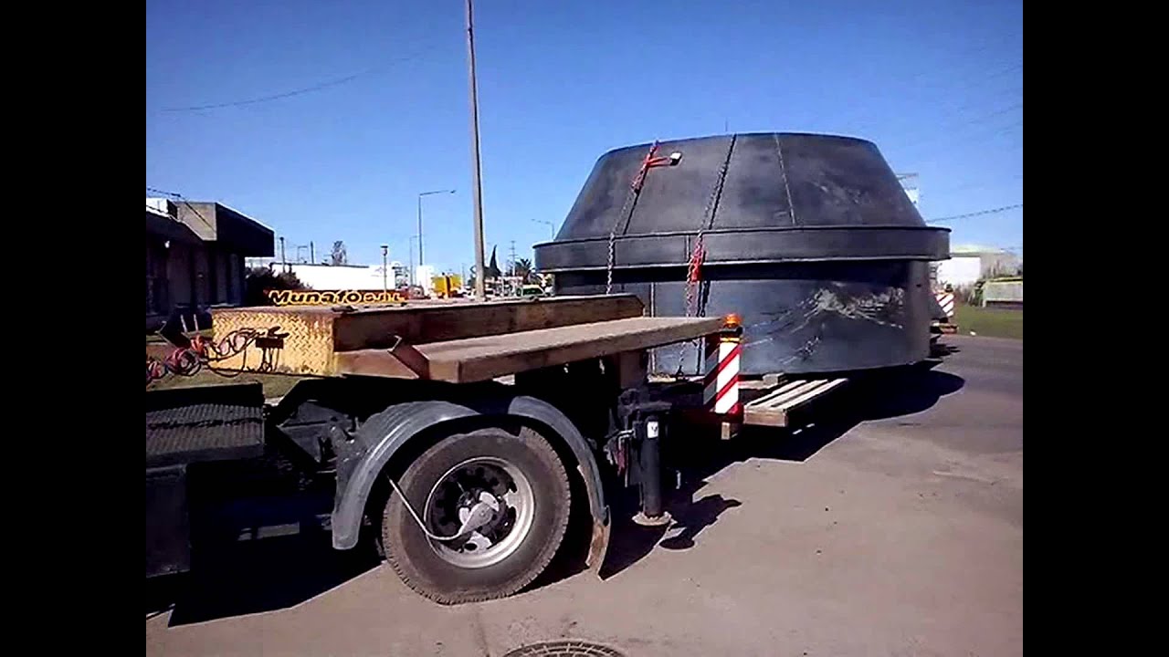 Camion Con Carga Sobre-Dimensionada Escoltado Por Los Moviles De La ...