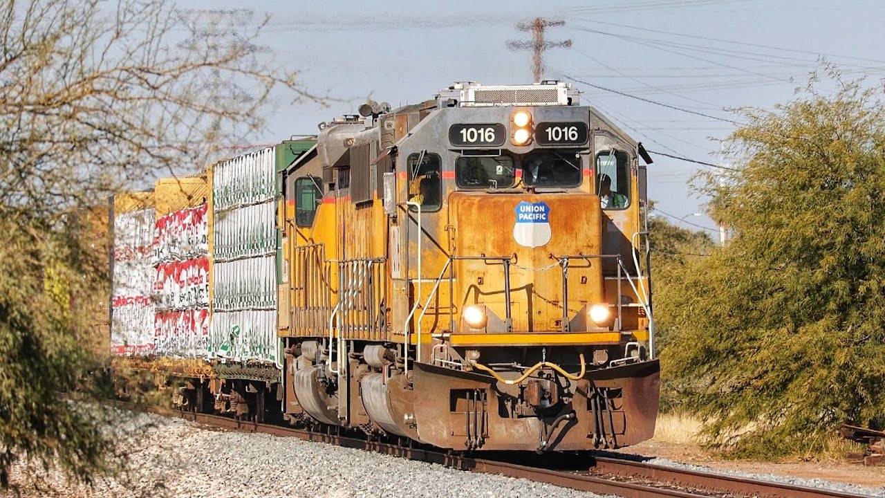 Union Pacific local train running east through Gilbert, AZ - YouTube
