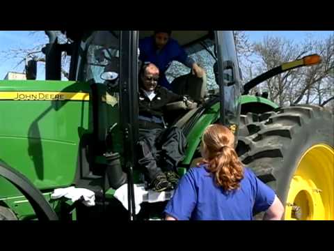 Paralyzed Iowa farmer determined to plant crops