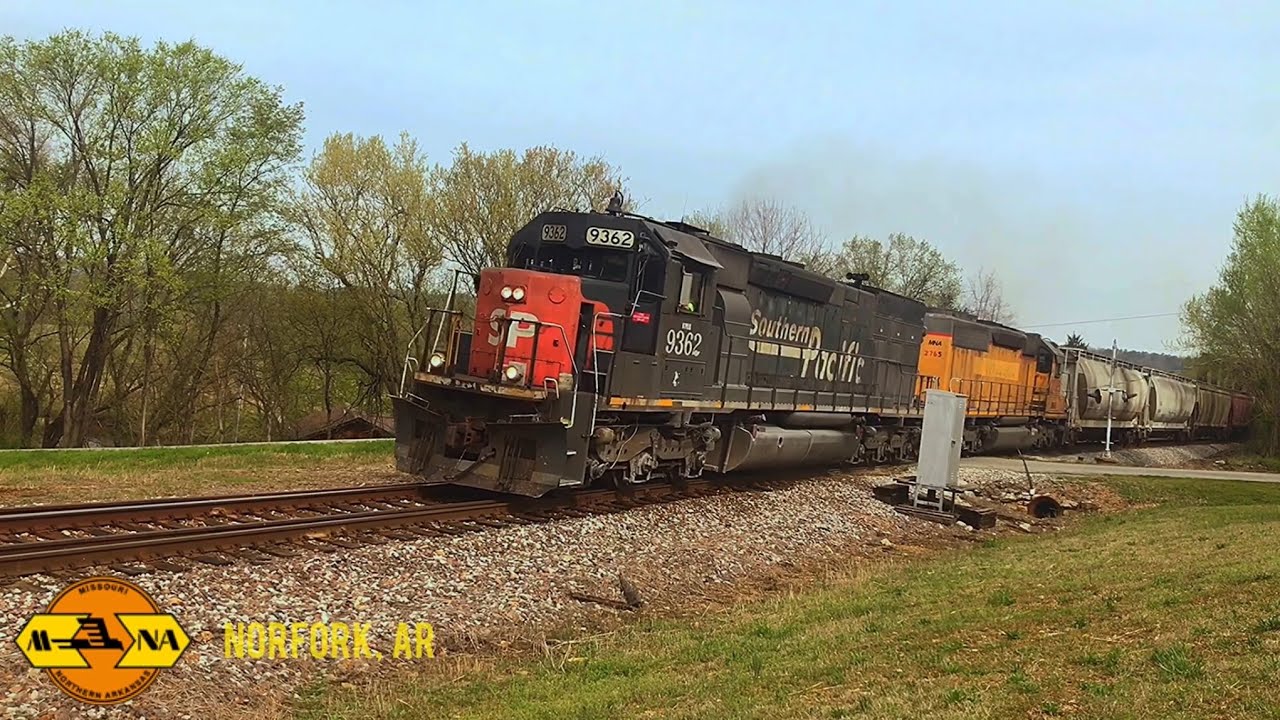 Ex-SP KYLE 9362 leads MNA Train Cotter South Local through Norfork, AR ...