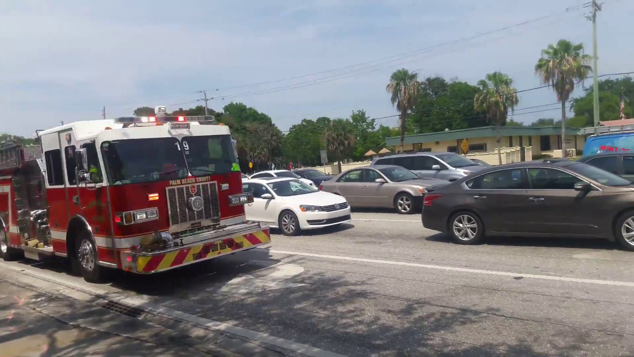PALM BEACH COUNTY FIRE RESCUE ENGINE 19 AND RESCUE 19 RESPONDING CODE 3 ...