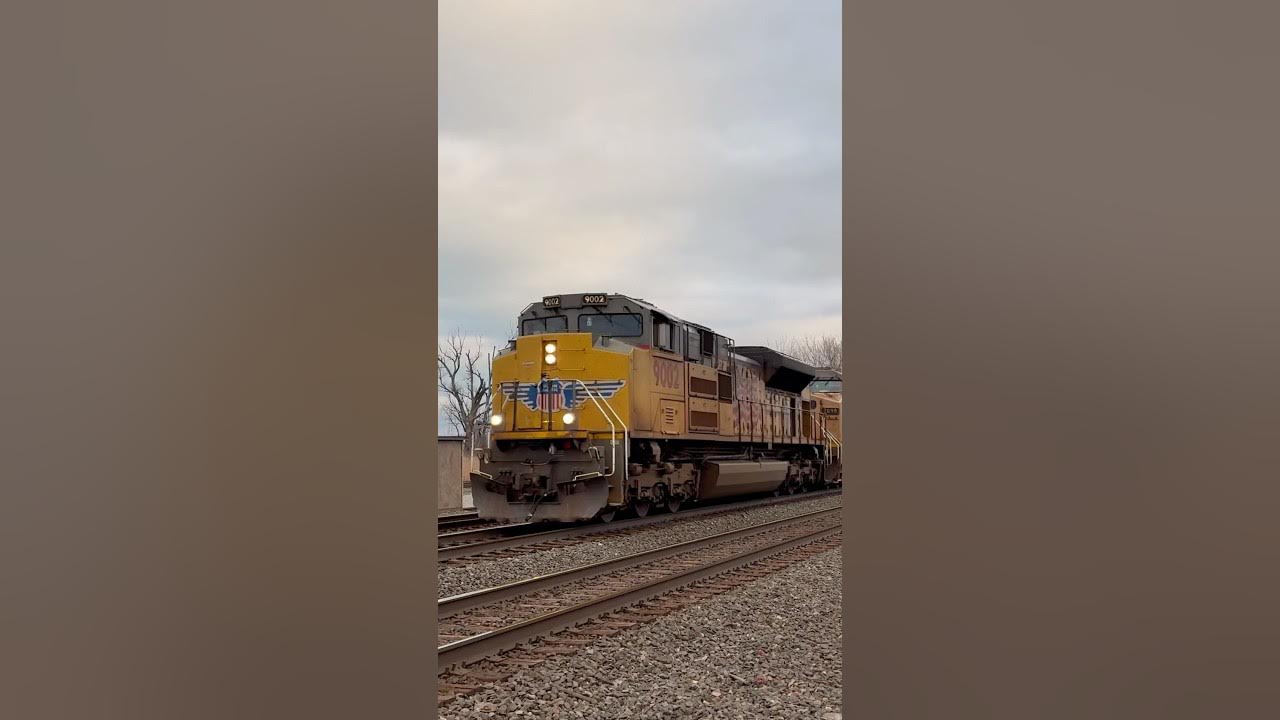 UP 9002 rolls a Manifest past Pine Junction - YouTube