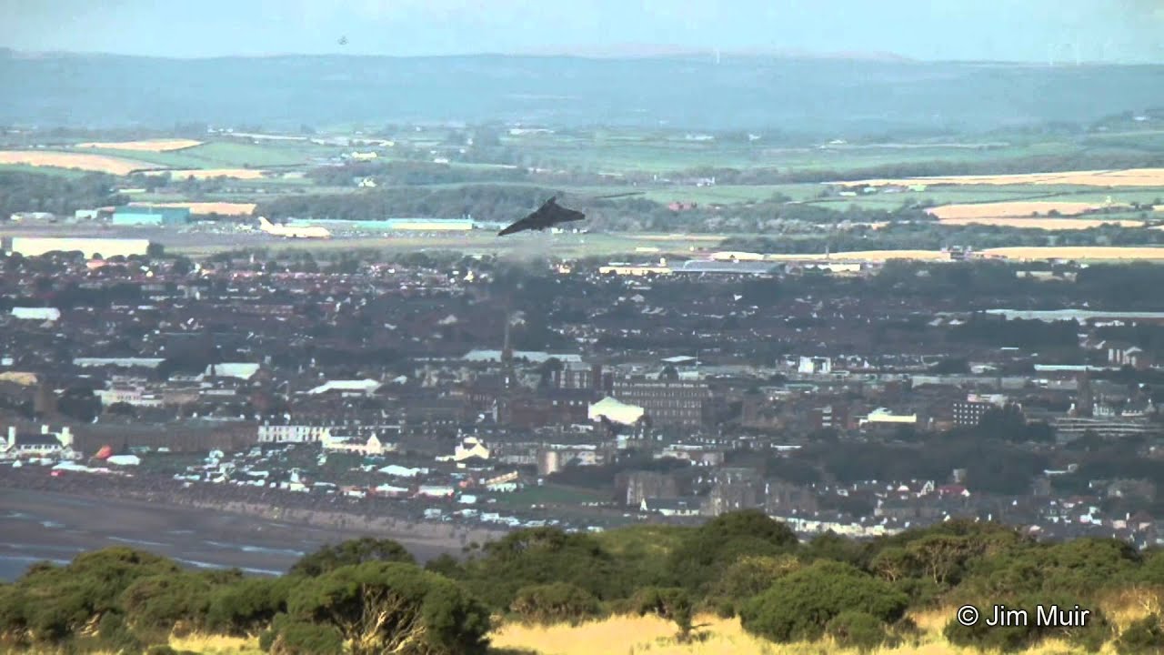 Vulcan Bomber Display Scottish Airshow - YouTube