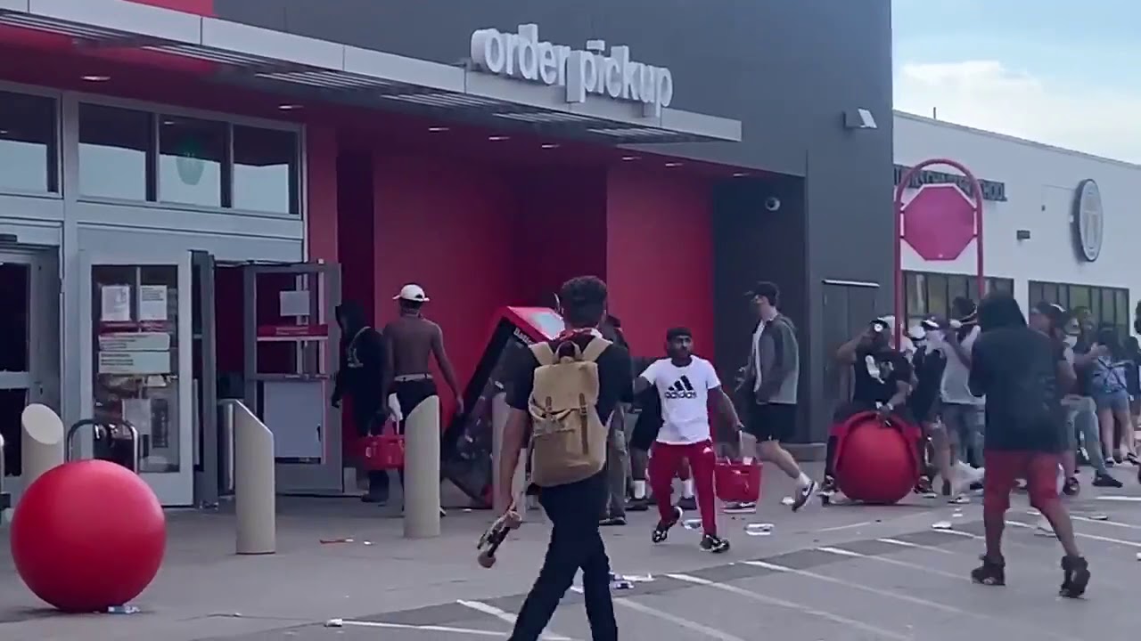 A video shows Minneapolis rioters looting a target store - YouTube