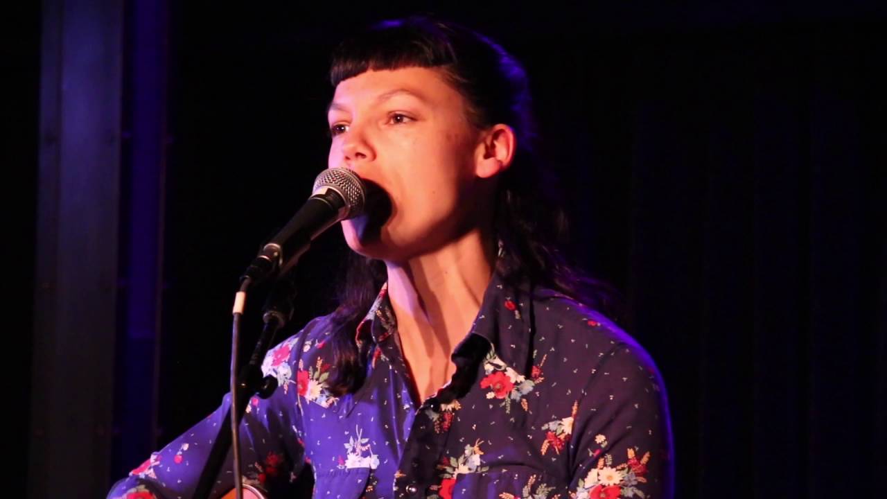 Laura Benitez. Whiskey Makes Me Love You - YouTube