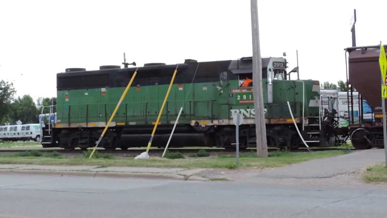 Grand Forks | BNSF 2912 switching - YouTube