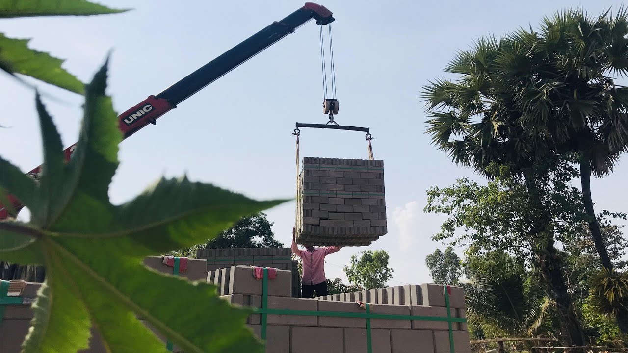 ស្ទូចឥដ្ឋជូនអតិថិជនសាងសង់ផ្ទះ | Hoisting Bricks For Home Construction ...