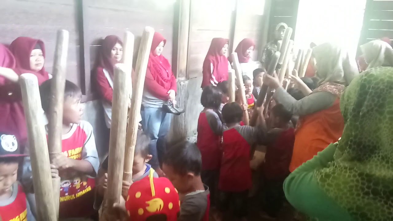 Belajar Tumbuk Padi RA Nurul Hidayah kedaung baru tangerang4/4/19 - YouTube