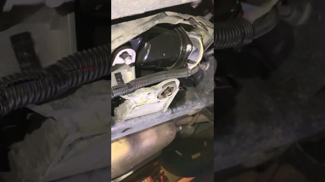 Easily remove Land Rover LR3/Discovery 3 air suspension compressor ...