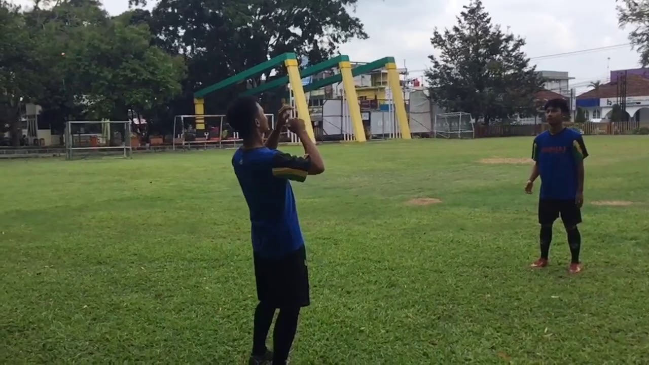 Teknik Dasar Heading pada Permainan Sepak Bola - YouTube