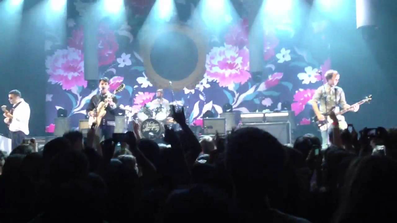 Holiday - Vampire Weekend live - YouTube