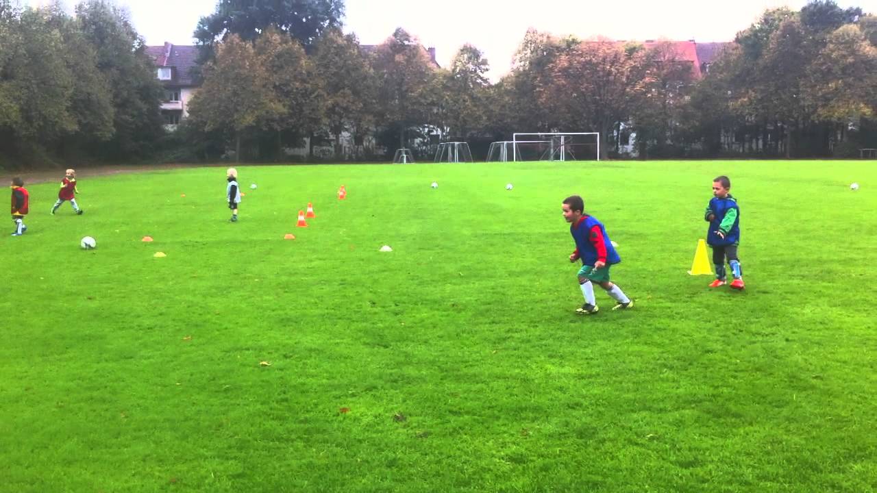 Kid Best football player ! 在伟大的足球运动员 - YouTube