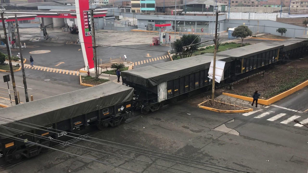 FVCA # 701 EMD JT26CW-2B - FCCA # 1007 GE C30-7PA - YouTube