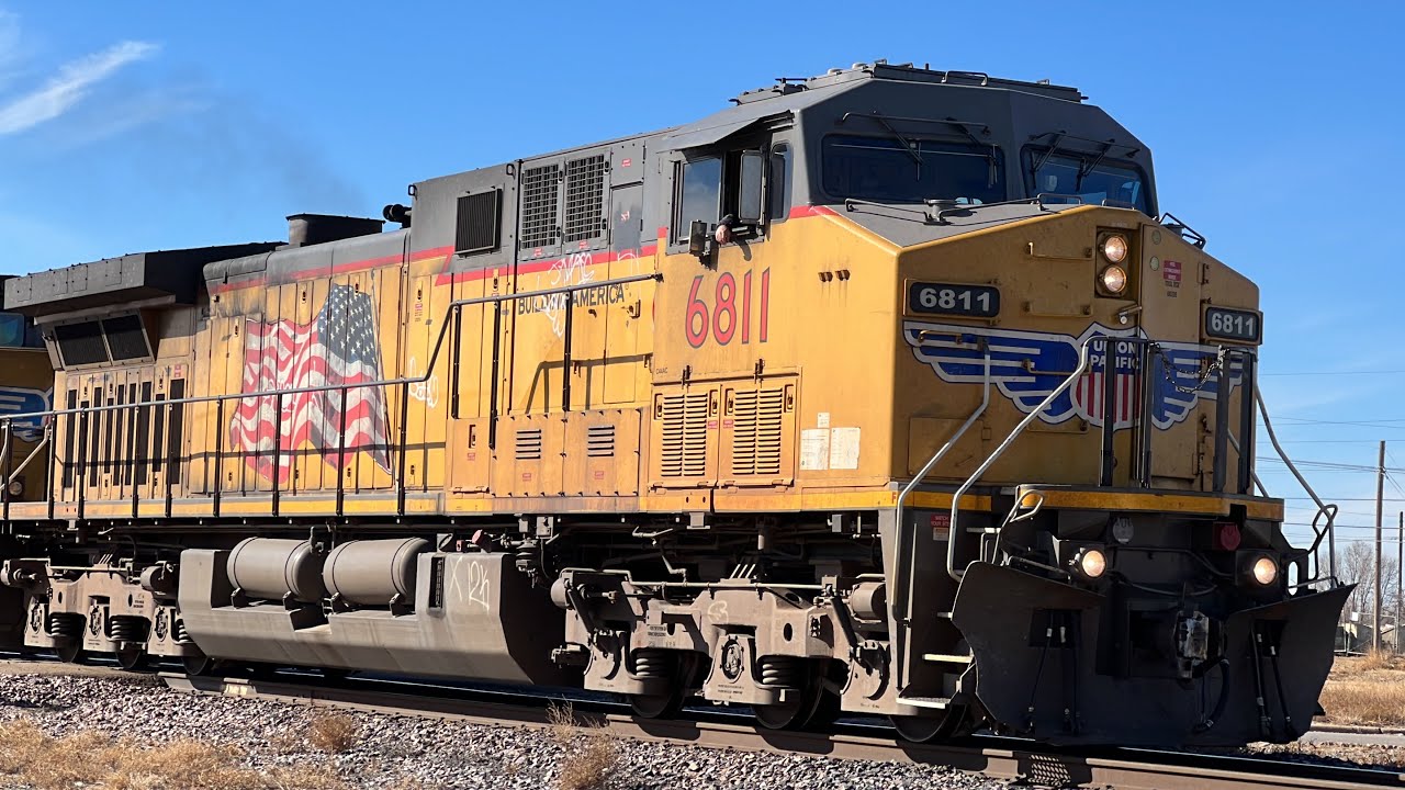 Low Ditchlight UP AC44CW Leads an AOKNSR Autorack Train Through Dalhart ...