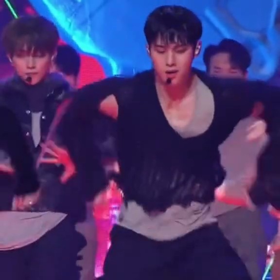 Mingyu's outfit and dance🕺 😌 #seventeen #mingyu - YouTube