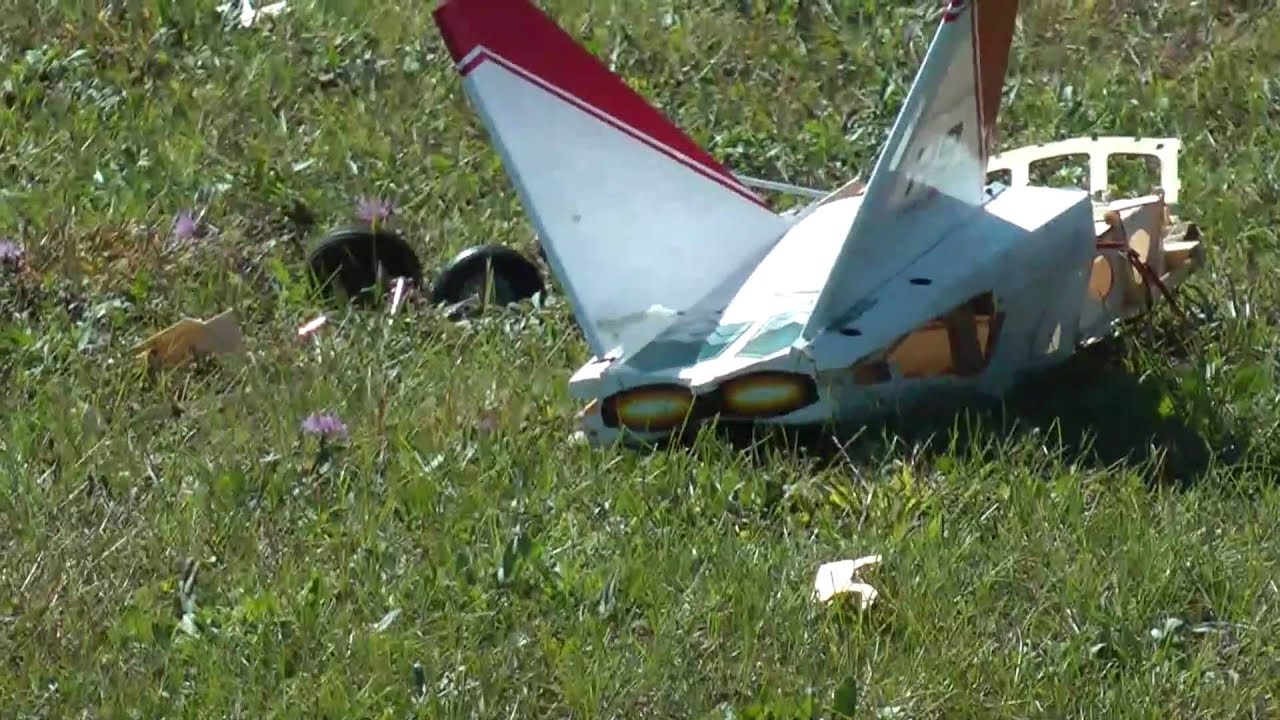 Victor flies the Hanger 9 F22 past it's Vne flight envelope - YouTube
